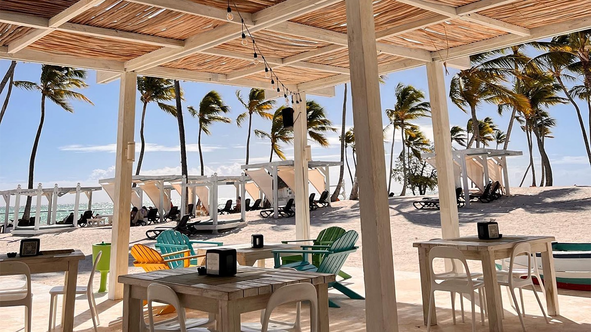 The 25 Best Beach Bars in the Caribbean 2023