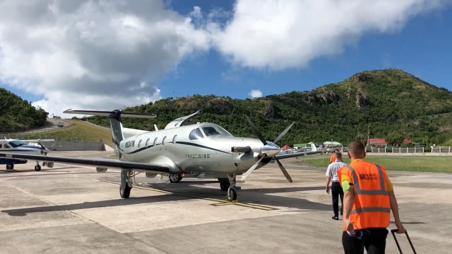The 5 Shortest Runways in the Caribbean — and the Stunning Islands They ...