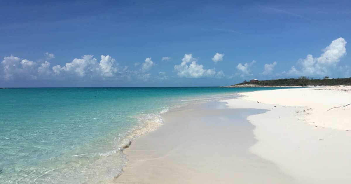 This Tiny Island in The Bahamas Has Electric-Blue Water and a ...